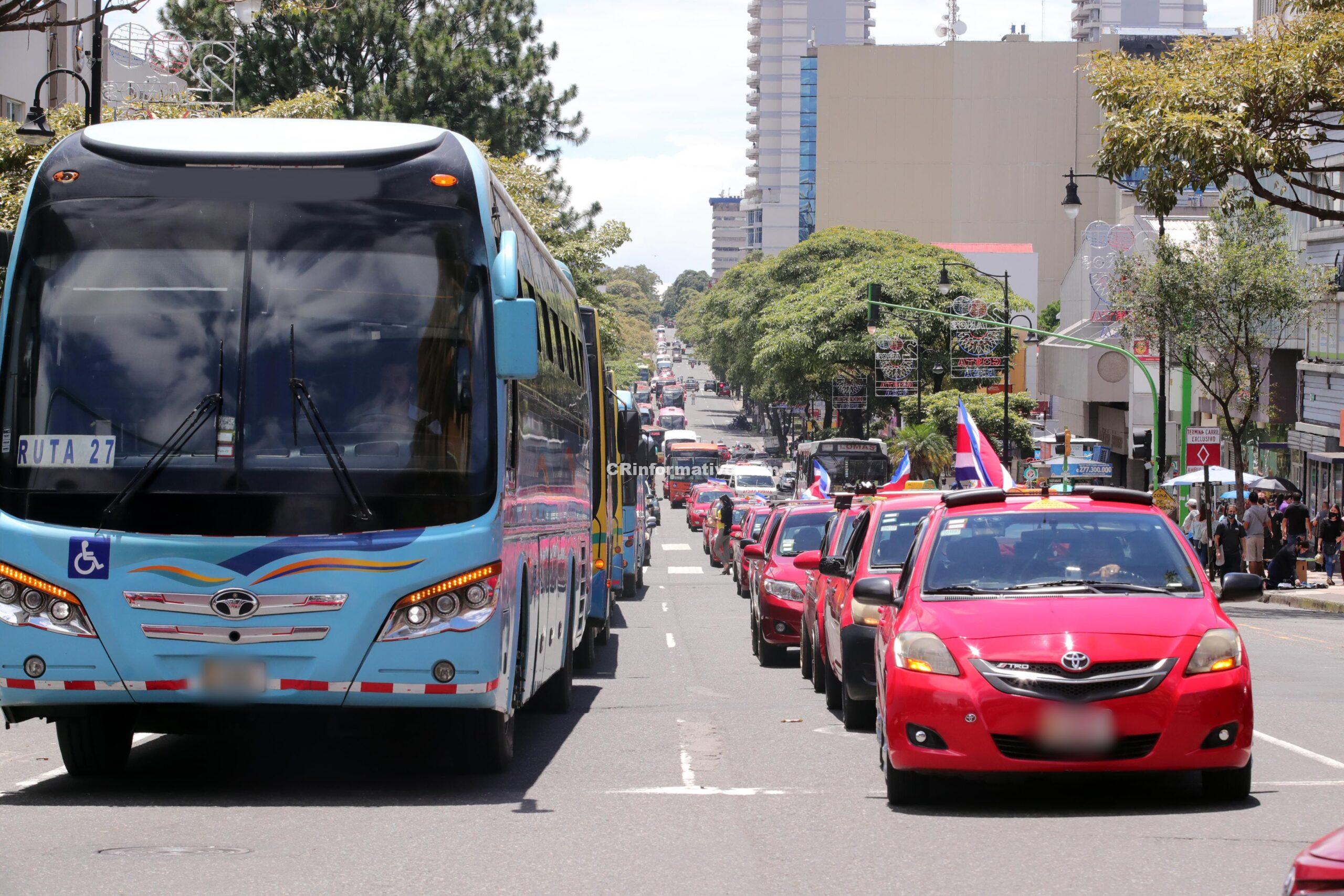 Usuarios evalúan servicios de bus, taxi y estaciones de servicio ...